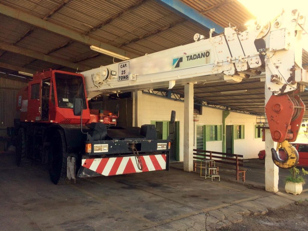 TADANO TR250 1995 25 TON. – MUITO BOM – POUCO USO – Guindastes Theodoro