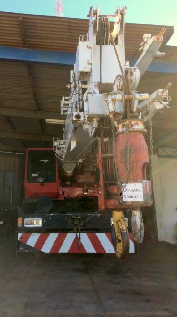 TADANO TR250 1995 25 TON. – MUITO BOM – POUCO USO – Guindastes Theodoro