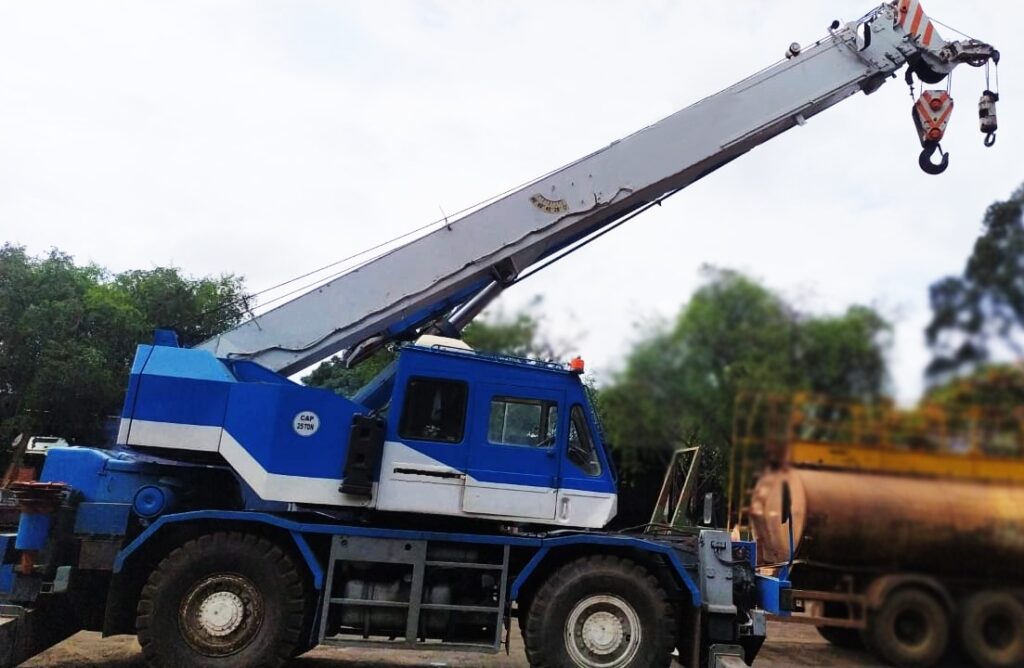 TADANO TR250 1991 25 TON. – Guindastes Theodoro